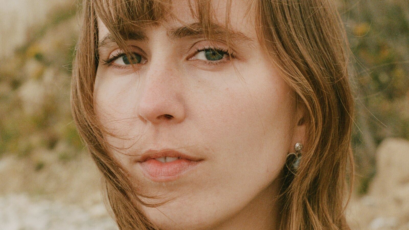 Sigrid Adamsson debuterer sikkert og rørende med 'Skyerne'