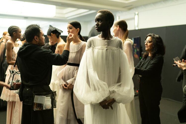 Karaktermord på modeugen i filmen ”Couture – modens skjulte tråde”