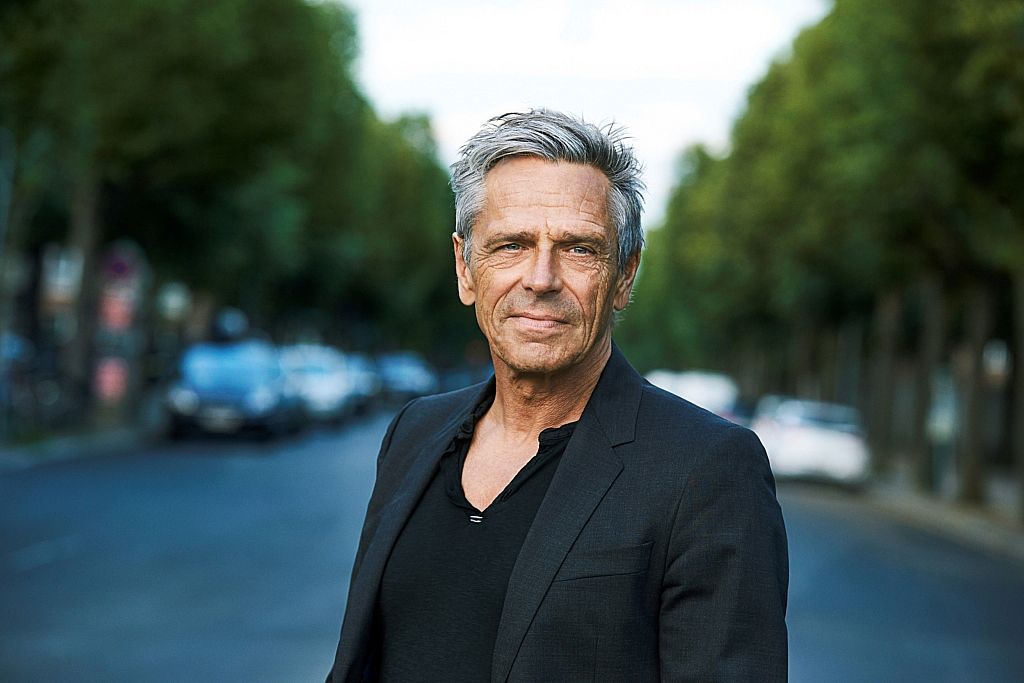 Michael Falch synger