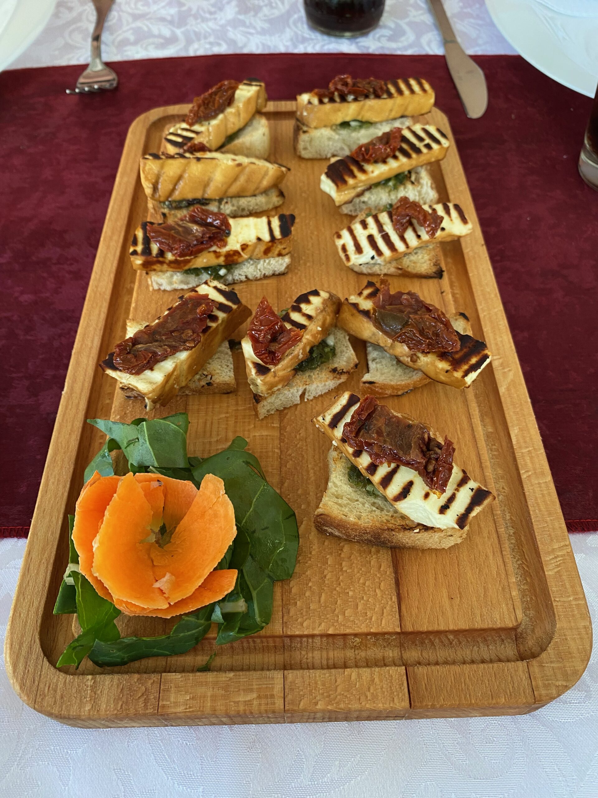 Agurkesuppe, pljeskavica-burger, røget ost og kød