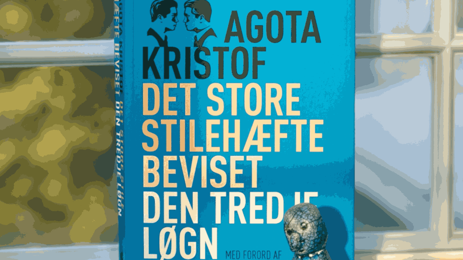 Agota Kristof skriver om det grusomme. Lad os svare muren med en port ...